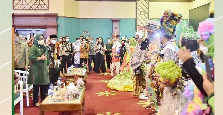 Berani Pakai Baju Daur Ulang Sampah ke Mall, Bupati Ade Yasin Akan Beri ...