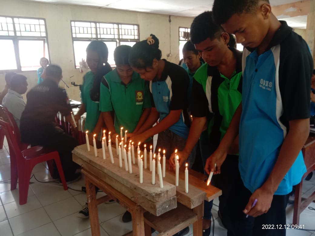 Guru-Siswa SMAN I Role Delu Nyalakan Lilin Peringati 30 Tahun Gempa dan ... Guru-Siswa SMAN I Role Delu Nyalakan Lilin Peringati 30 Tahun Gempa dan ...