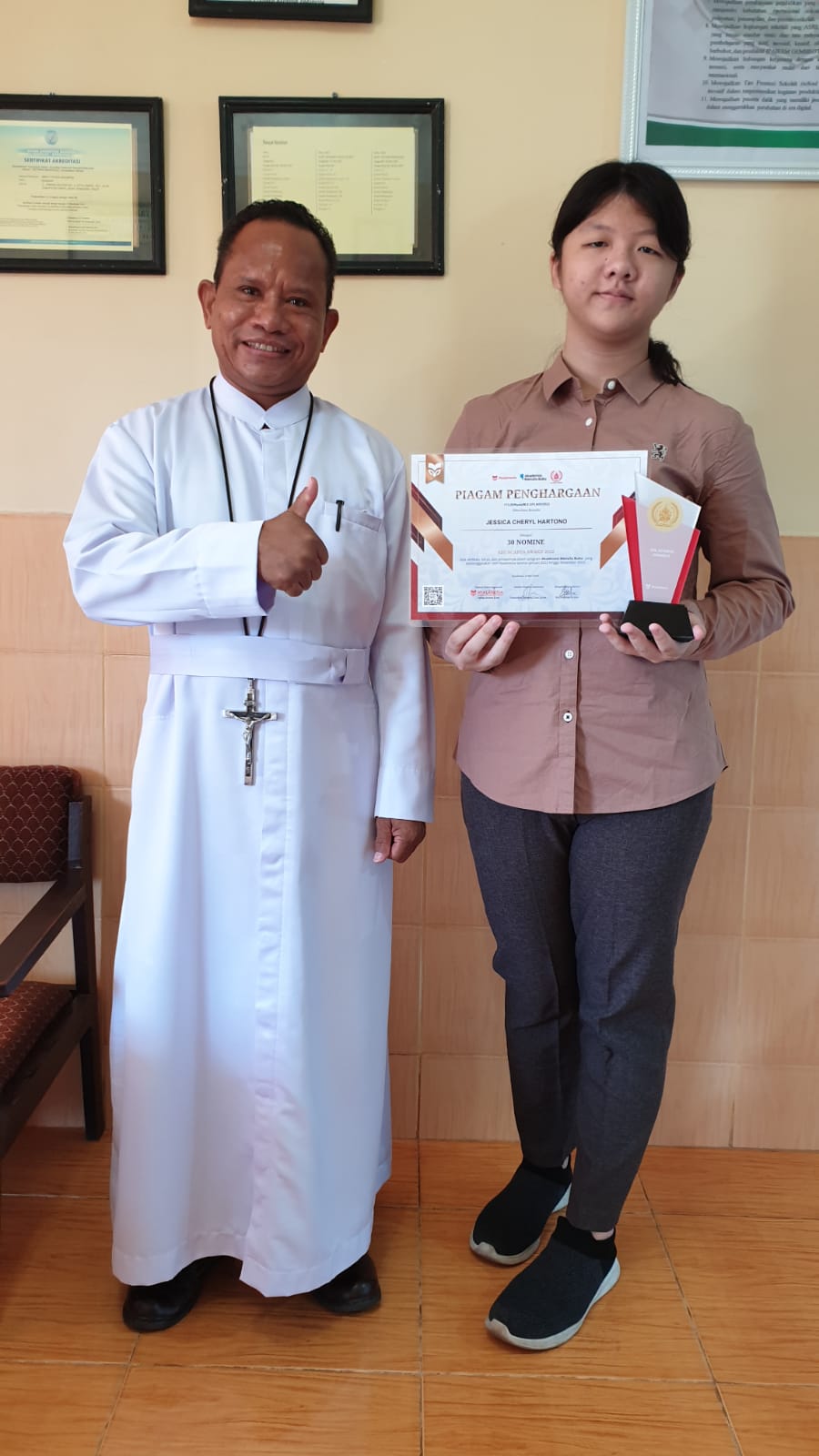 Siswi SMPK Frater Maumere Jessica Hartono Raih Adi Acarya Award ...